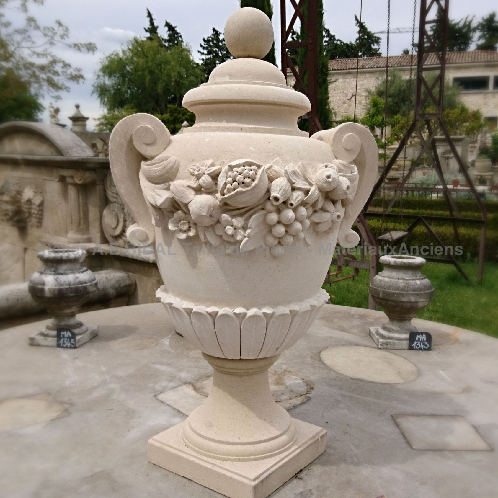 Belle réalisation artisanale en pierre de taille française- Vase Bidal