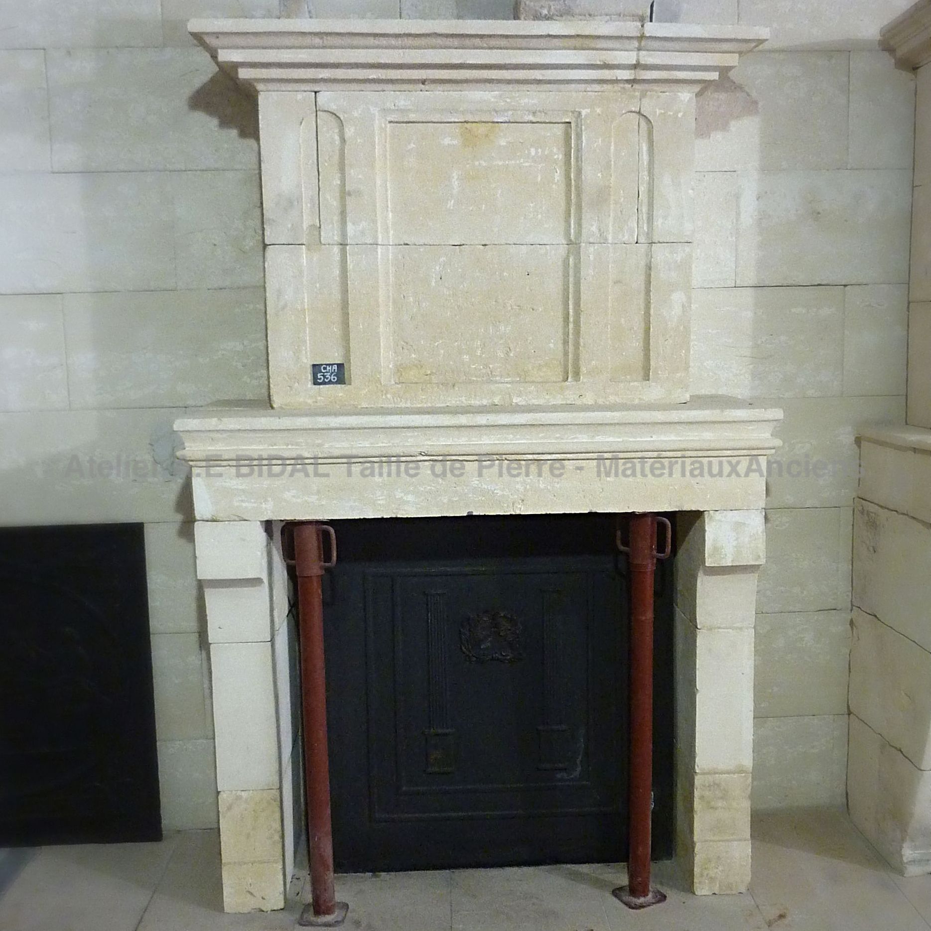 Cheminée Louis 16 ancienne en pierre- Cheminée avec trumeau sculpté.