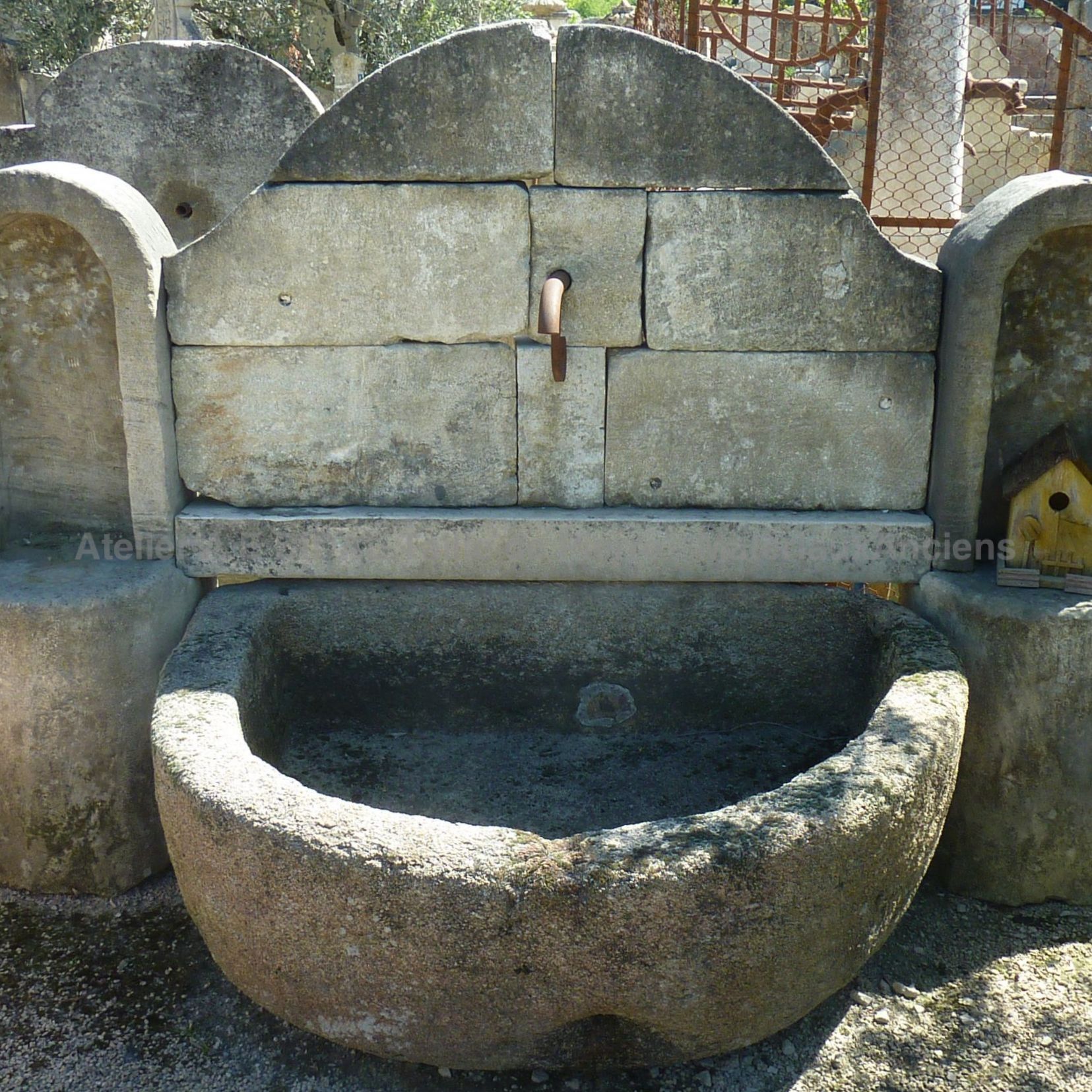 Fontaine de jardin avec bac large et massif - belle fontaine murale.